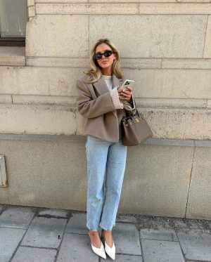 25 Cozy Stylish Fall Jeans Outfits For Every Occasion - Emerlyn Closet